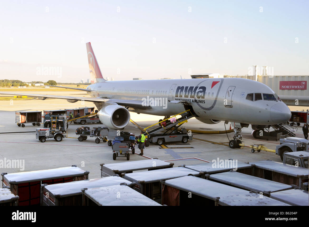 Jet loading hi-res stock photography and images - Alamy