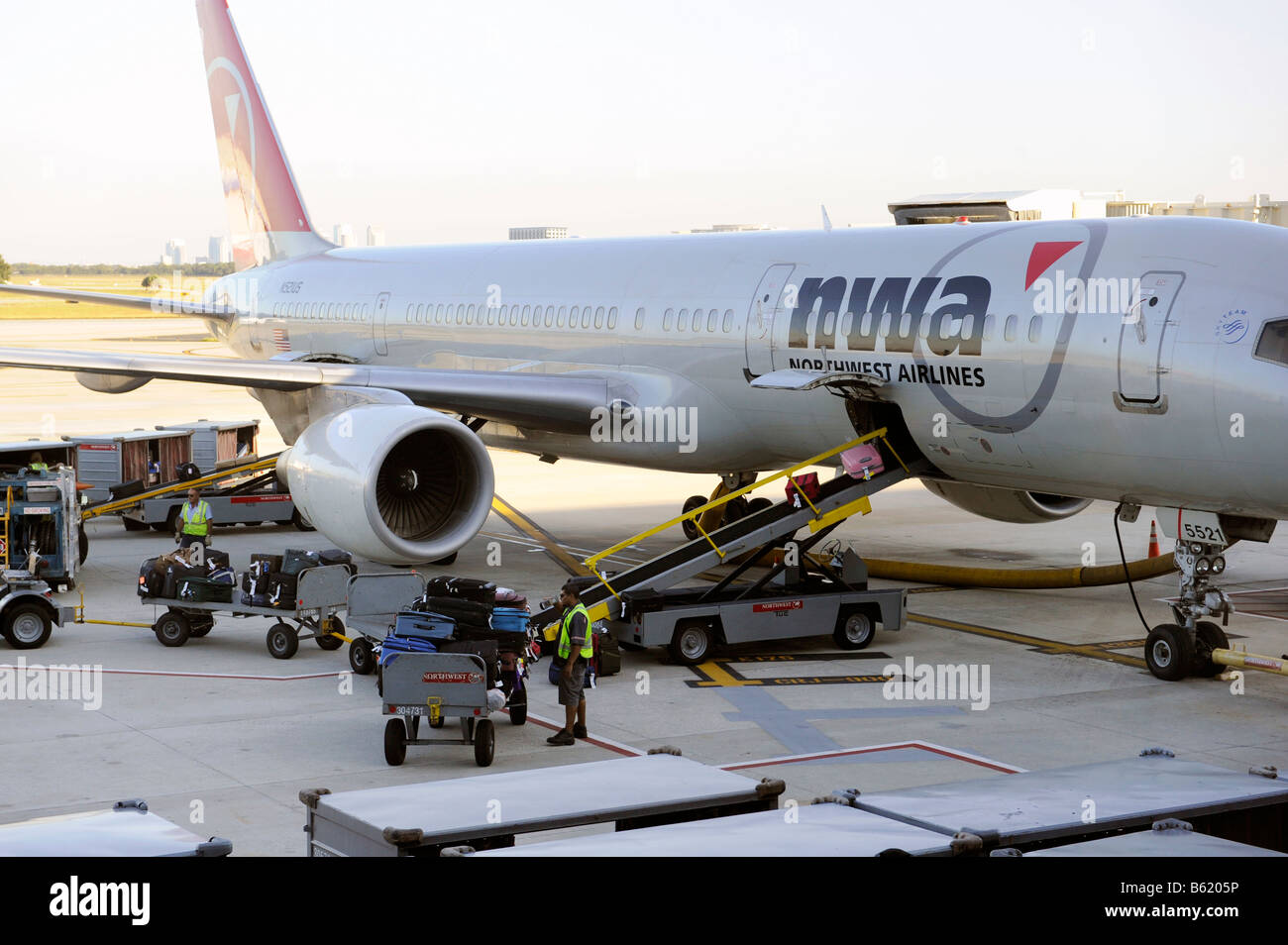 Jet loading hi-res stock photography and images - Alamy