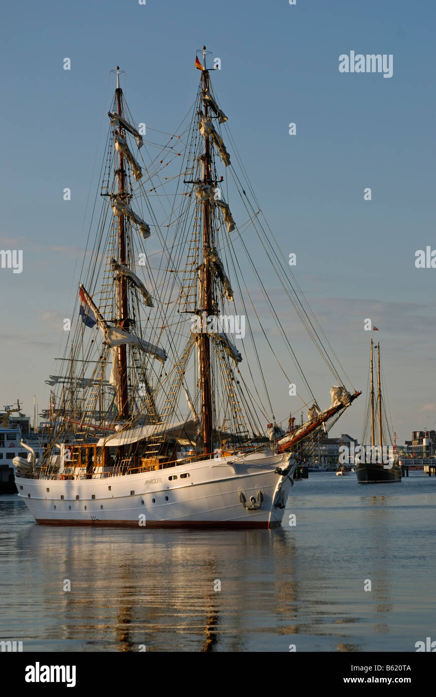 Ship entry hi-res stock photography and images - Alamy