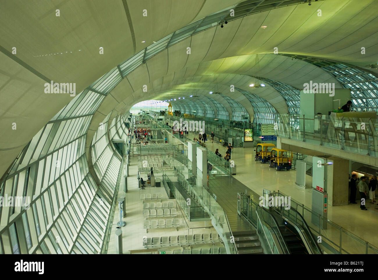 Bangkok airport passenger waiting hi-res stock photography and images ...