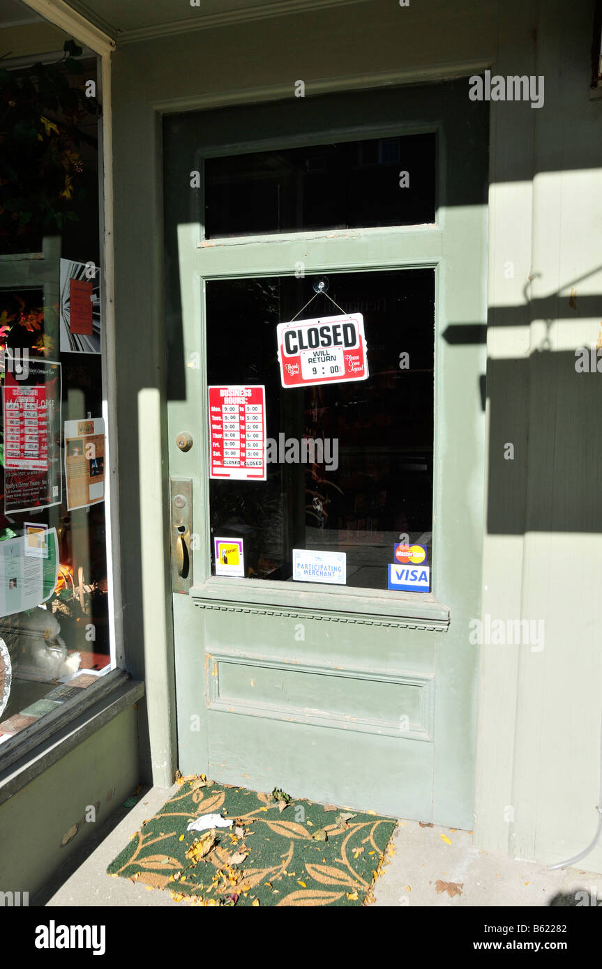 Storefront with closed sign in window business foreclosure Stock Photo ...