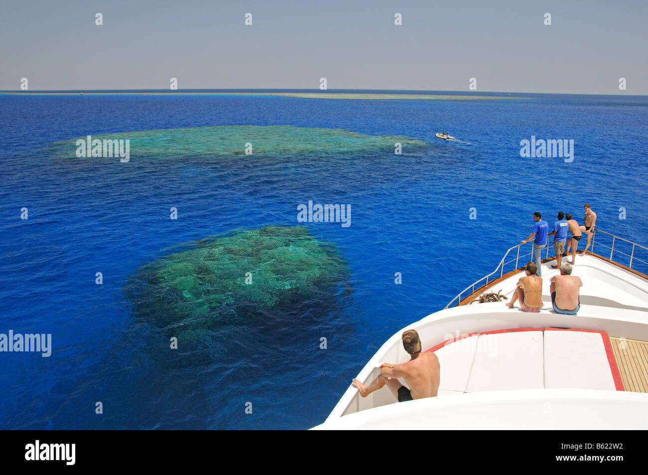 people on boat watching coral reefs Stock Photo - Alamy