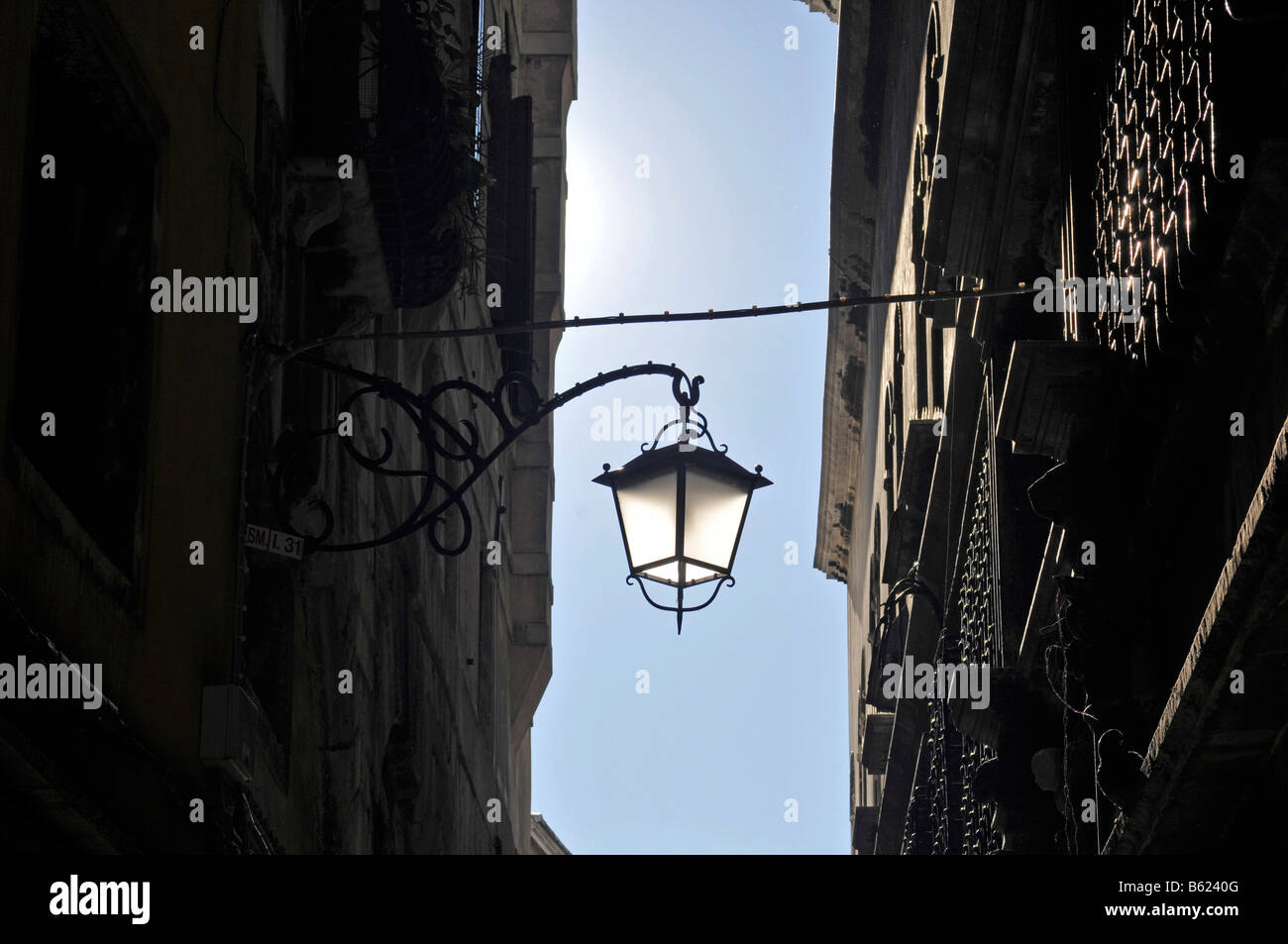 Street lamp in a narrow alley, Rialto, Venice, Italy, Europe Stock ...