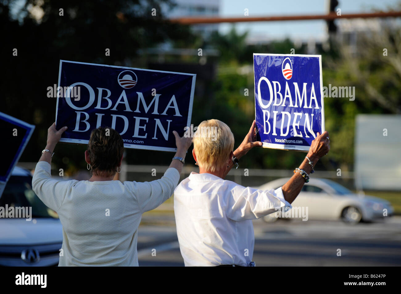 Supporters show signs for Barack Obama for President on busy road Stock ...