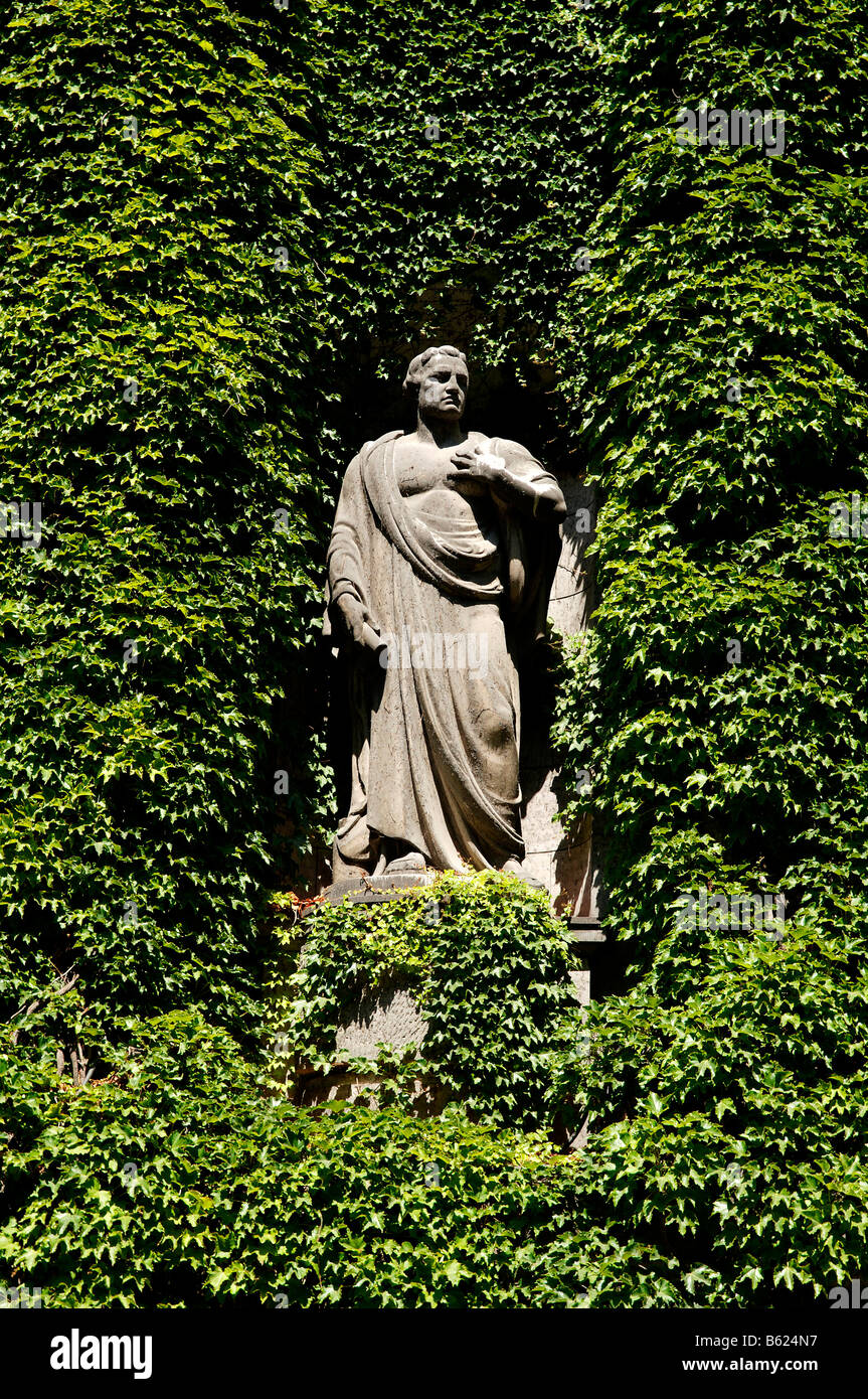 Overgrown statue hi-res stock photography and images - Alamy