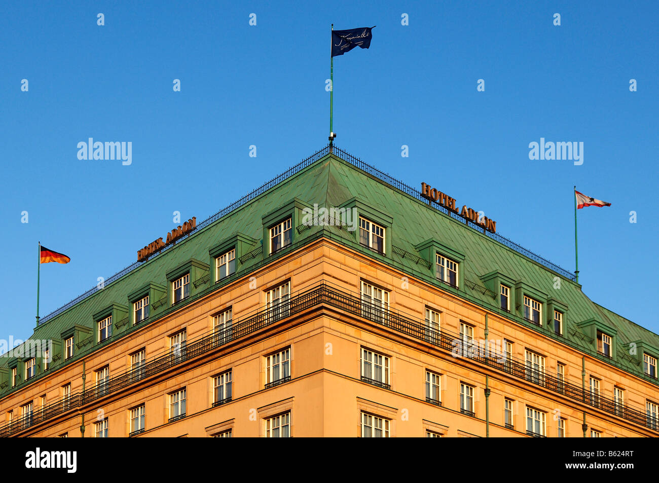 Hotel flags hi-res stock photography and images - Alamy