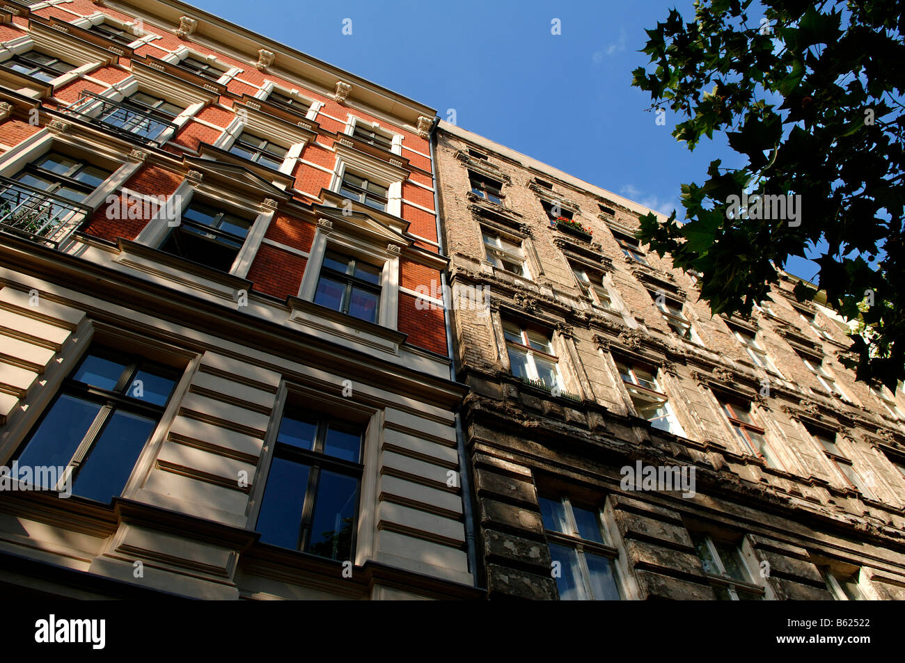 Rundown apartment building hi-res stock photography and images - Alamy