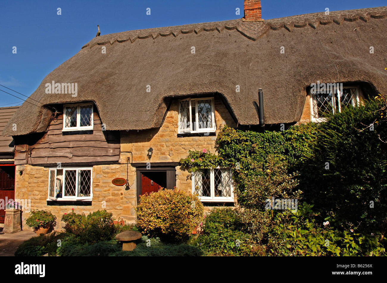 Old thatched farmhouse, Armscote, English Midlands, Great Britain ...