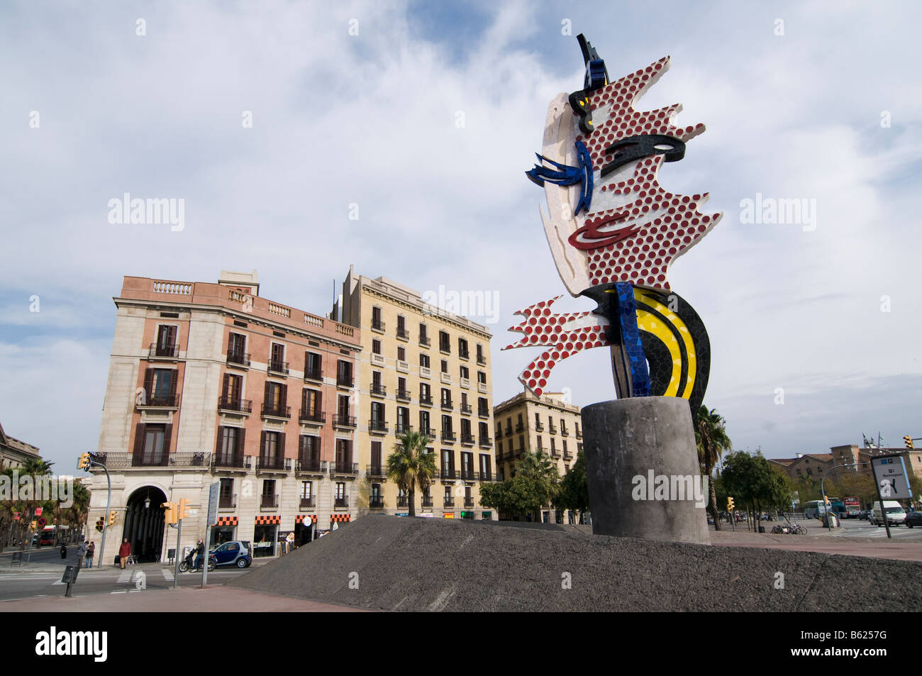 "Barcelona Head". Roy Lichtenstein sculpture in Barcelona Stock Photo ...