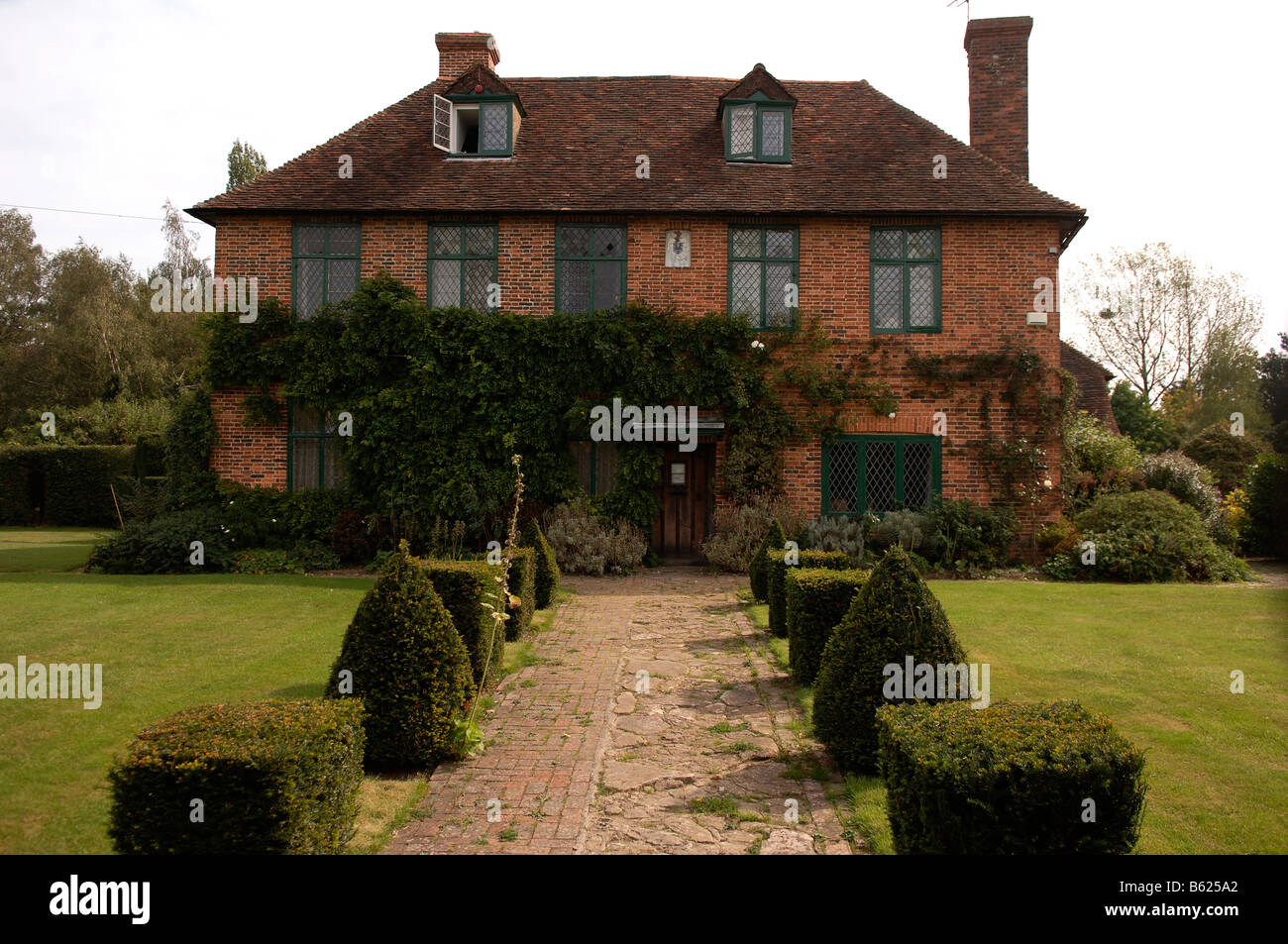 Typical english country house england hi-res stock photography and ...