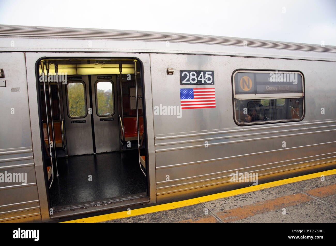 Open subway doors hi-res stock photography and images - Alamy
