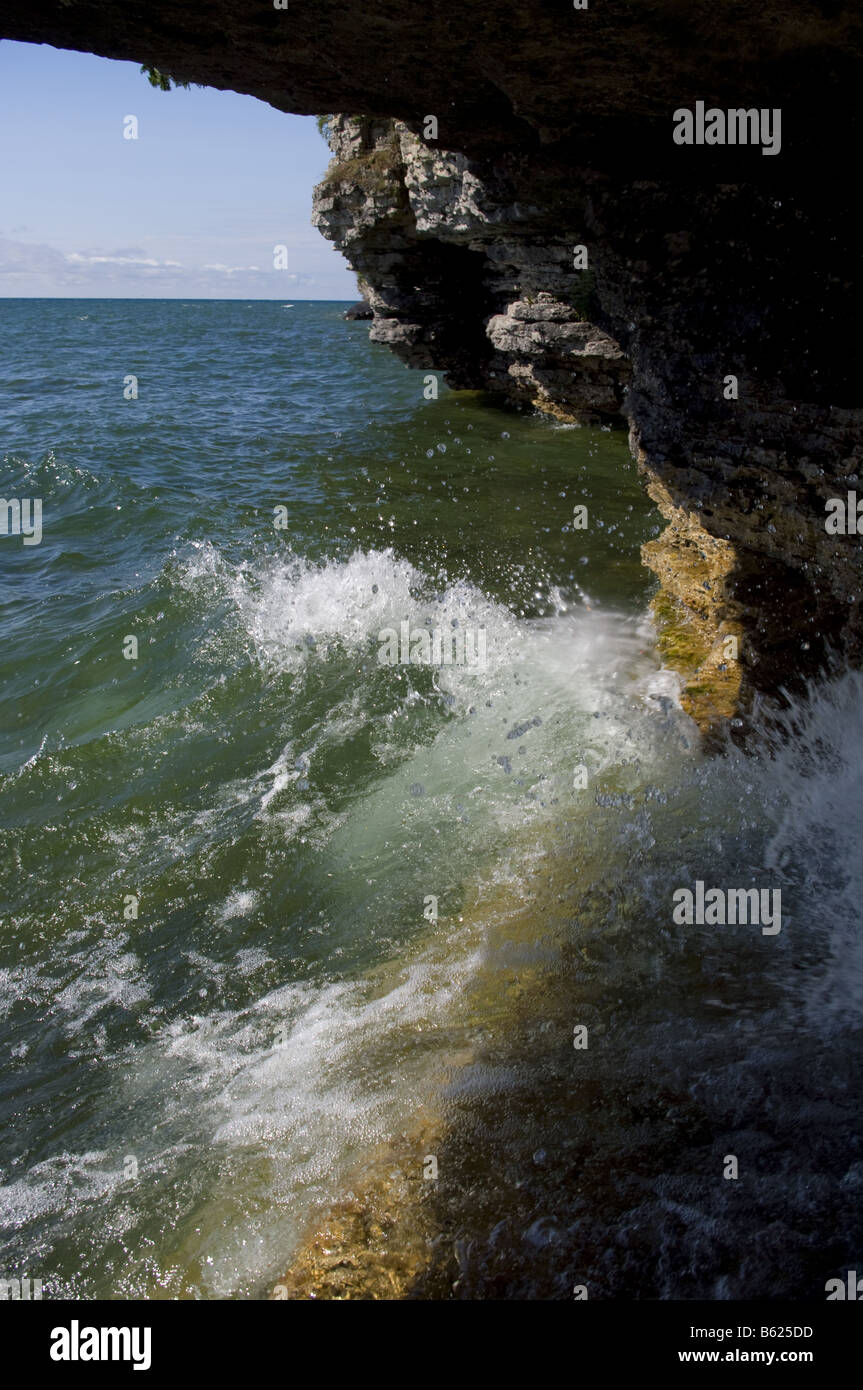 Niagara escarpment cave hi-res stock photography and images - Alamy