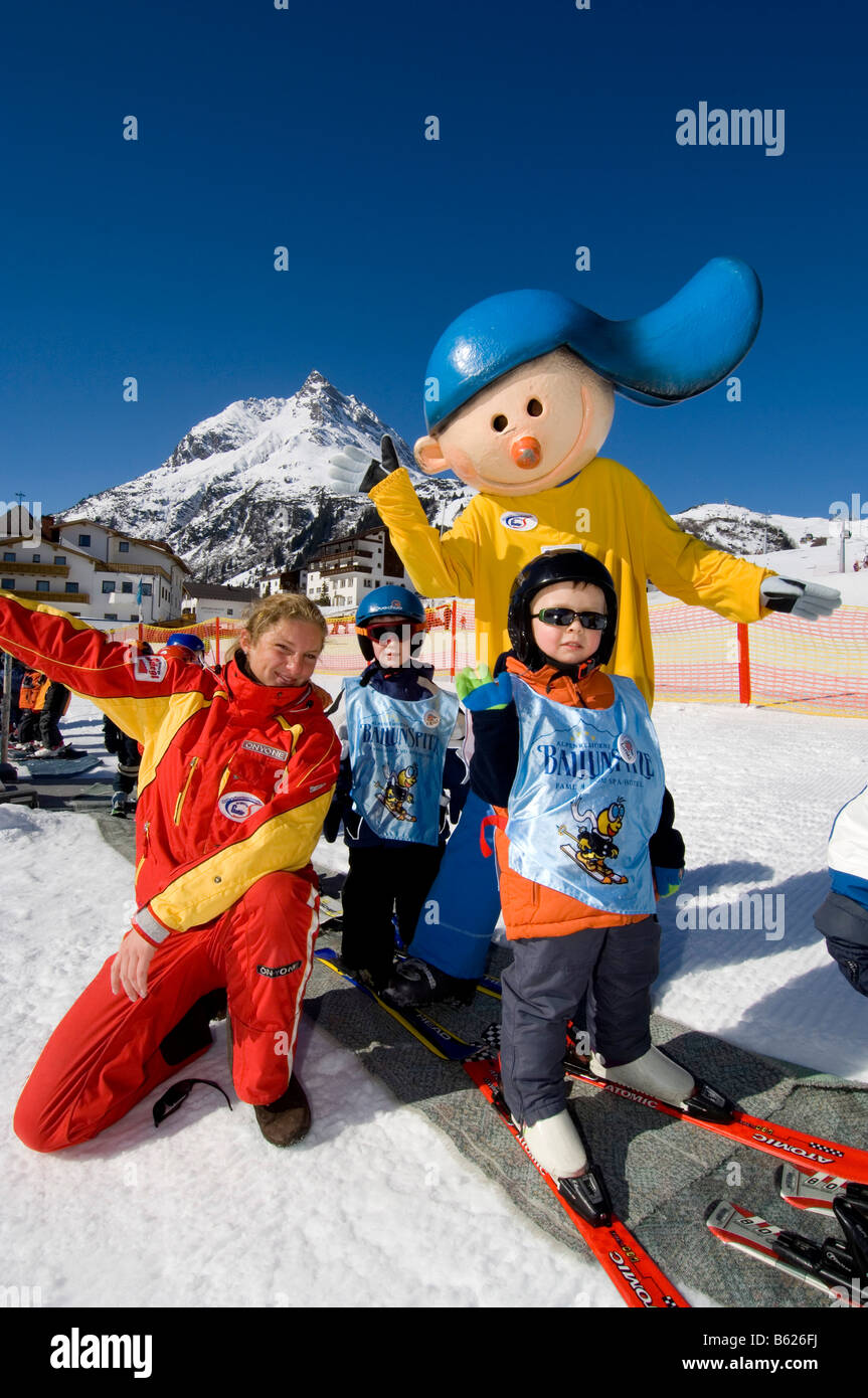 Children with mascot hi-res stock photography and images - Alamy