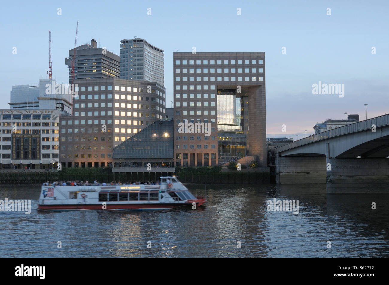 1 london bridge building hi-res stock photography and images - Alamy