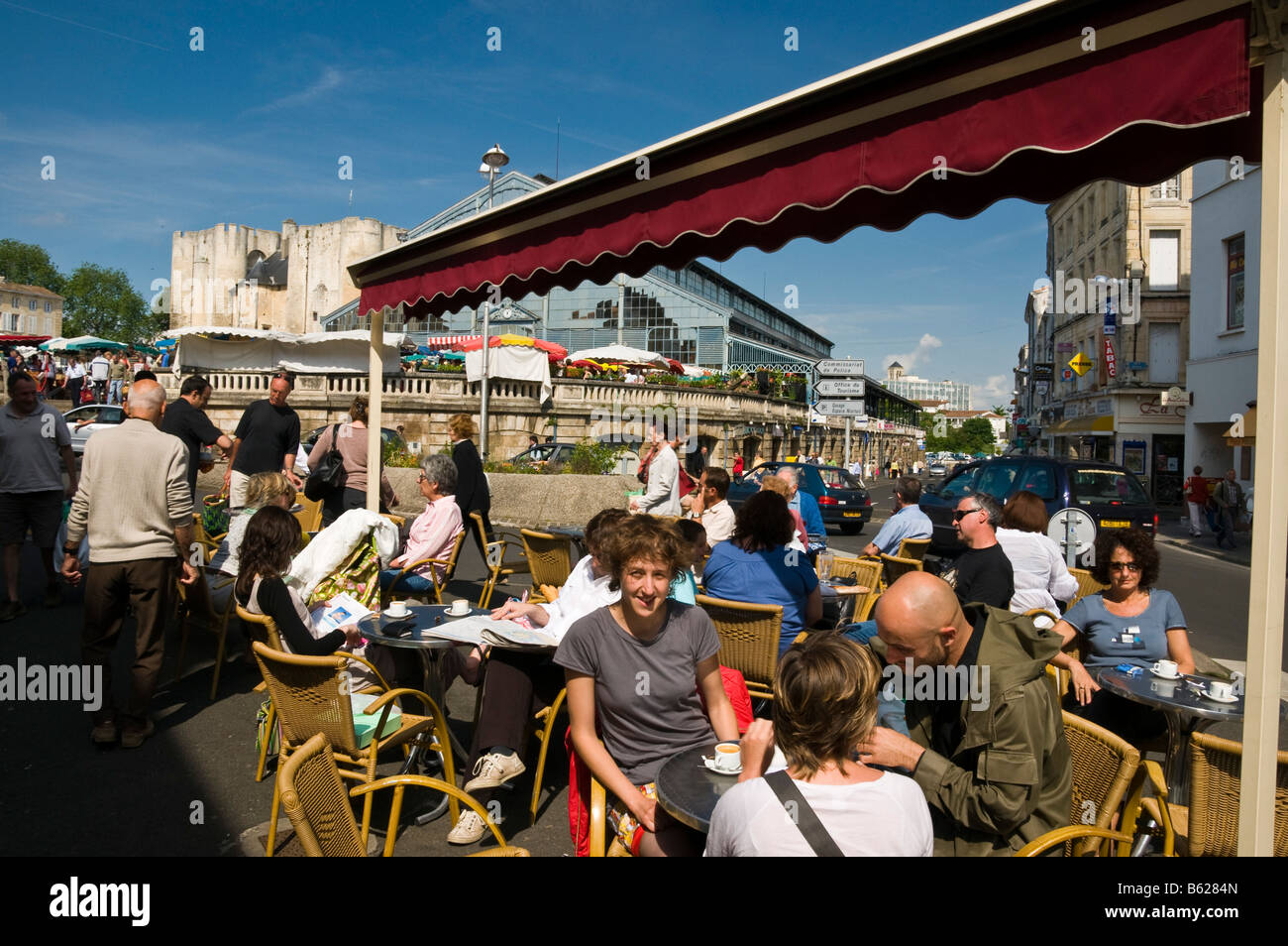 Open air café in the centre of Niort with the medieval Donjon behind ...