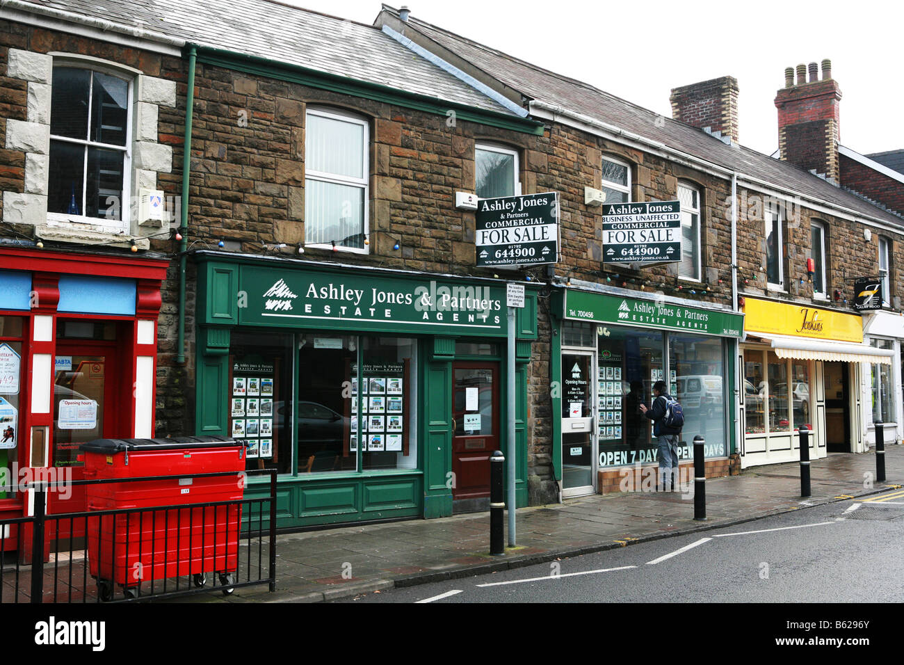 Closed UK estate agents shop with retail for sale sign during global ...