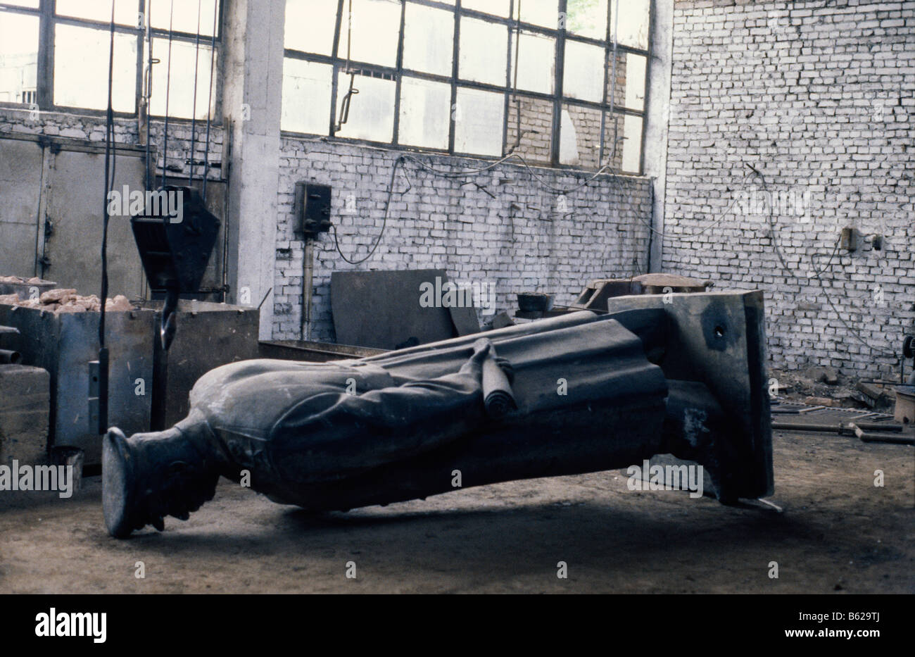 Toppled statue of stalin hi-res stock photography and images - Alamy