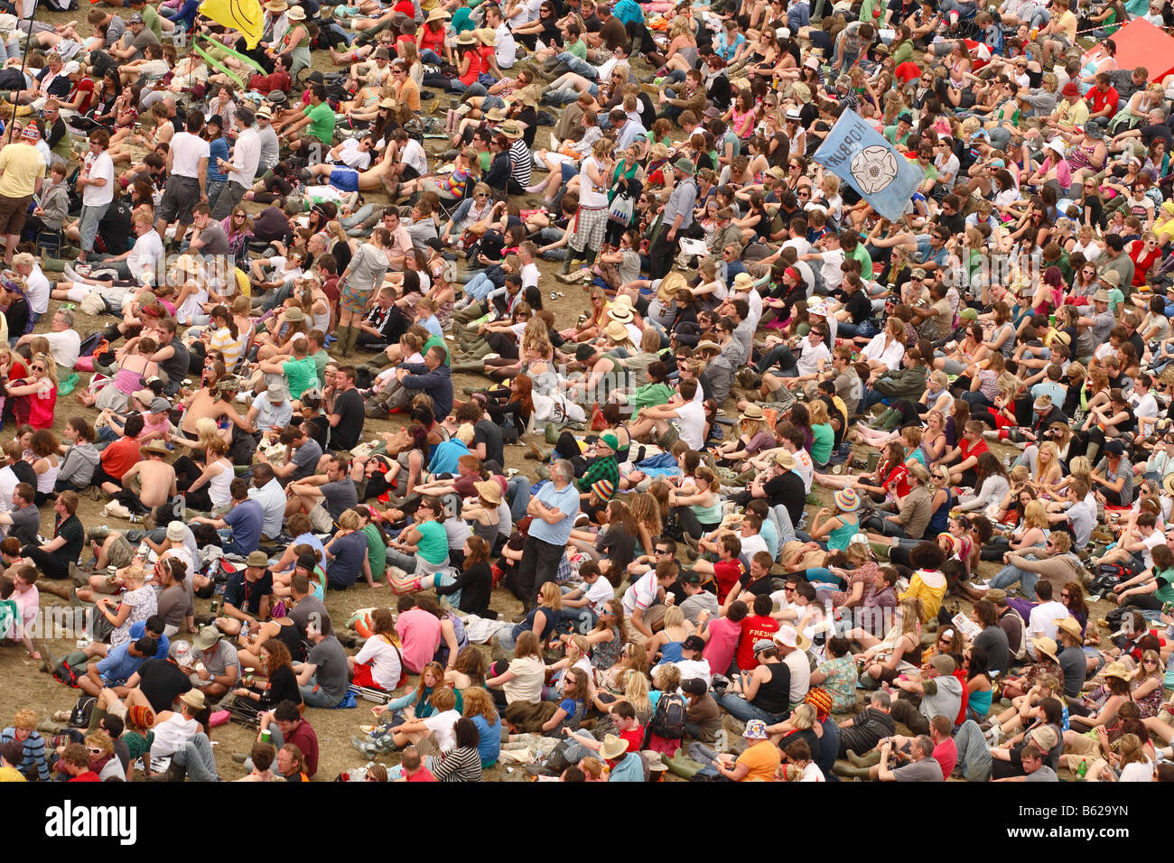 Crowd people aerial glastonbury hi-res stock photography and images - Alamy