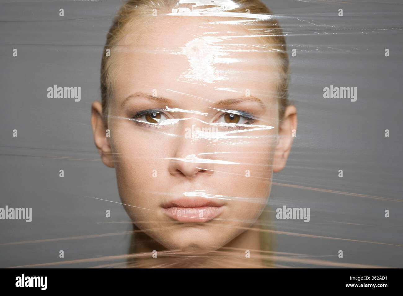 Wrapping clingfilm hi-res stock photography and images - Alamy