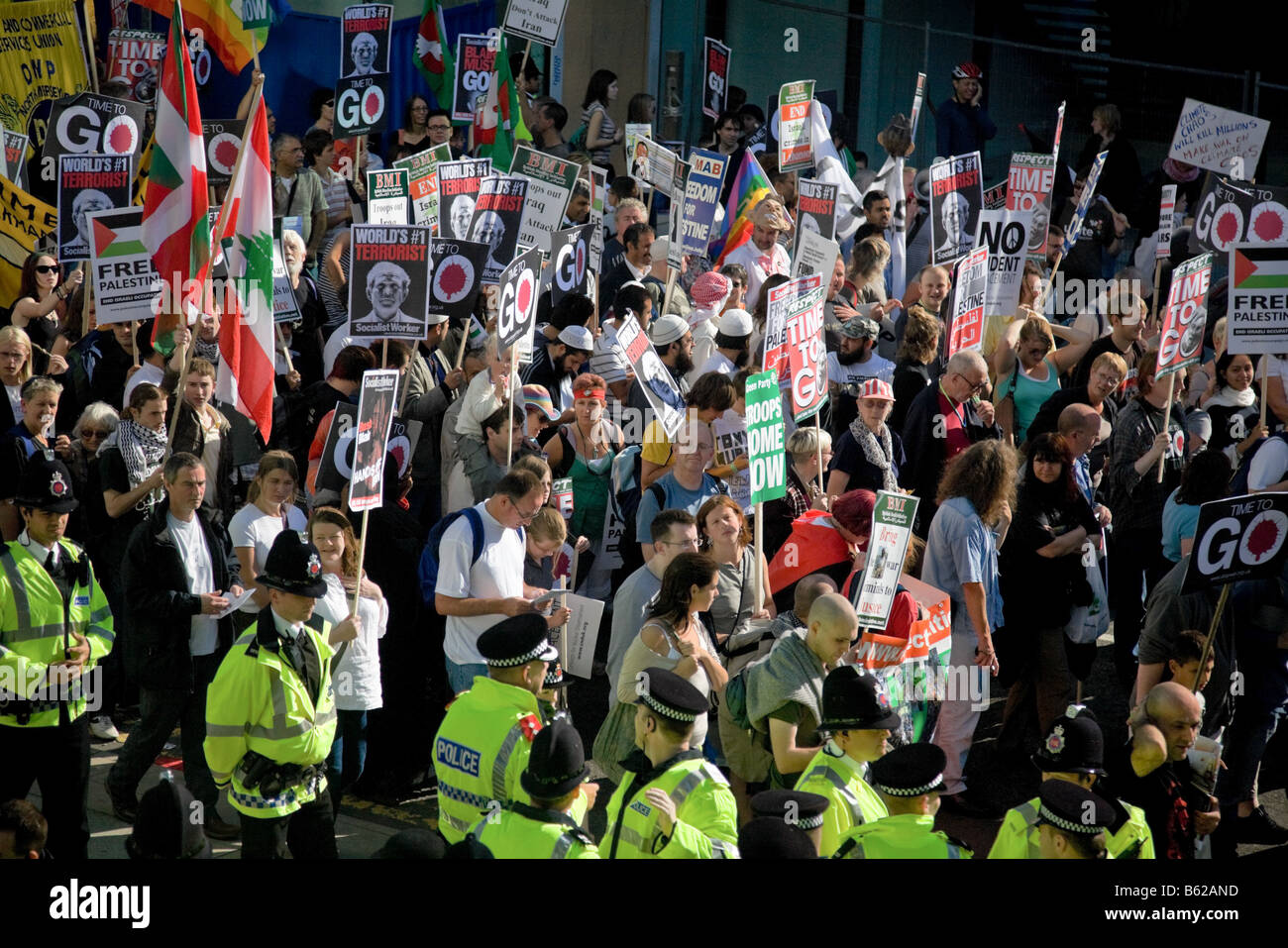 Crown england protest hi-res stock photography and images - Alamy