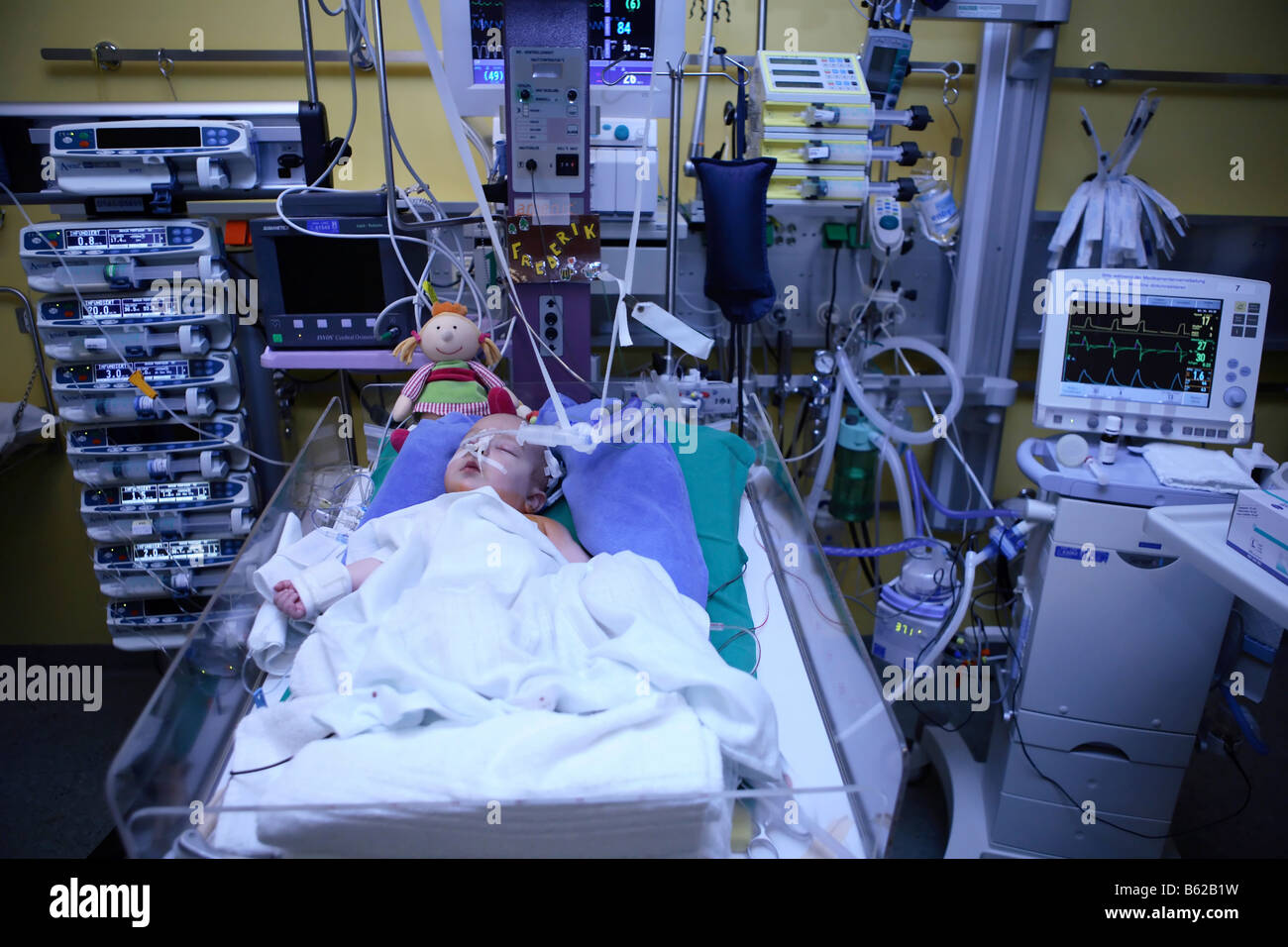Baby receiving oxygen in an intensive ward Stock Photo - Alamy