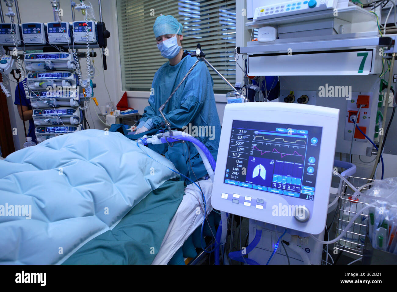 Surgeon performing an operation Stock Photo - Alamy