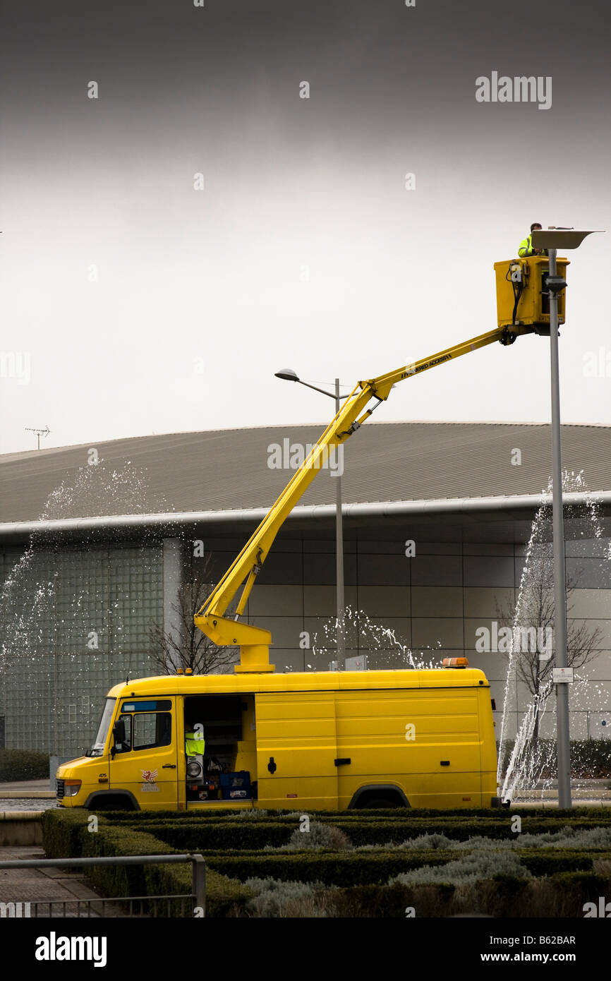Cherry picker bucket truck hi-res stock photography and images - Alamy