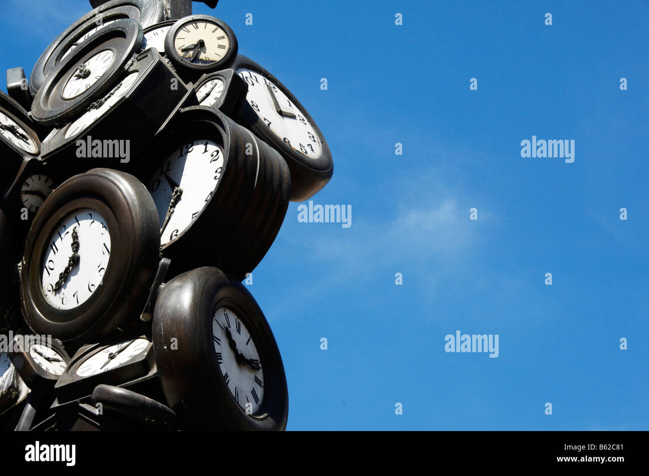 French column clock hi-res stock photography and images - Alamy