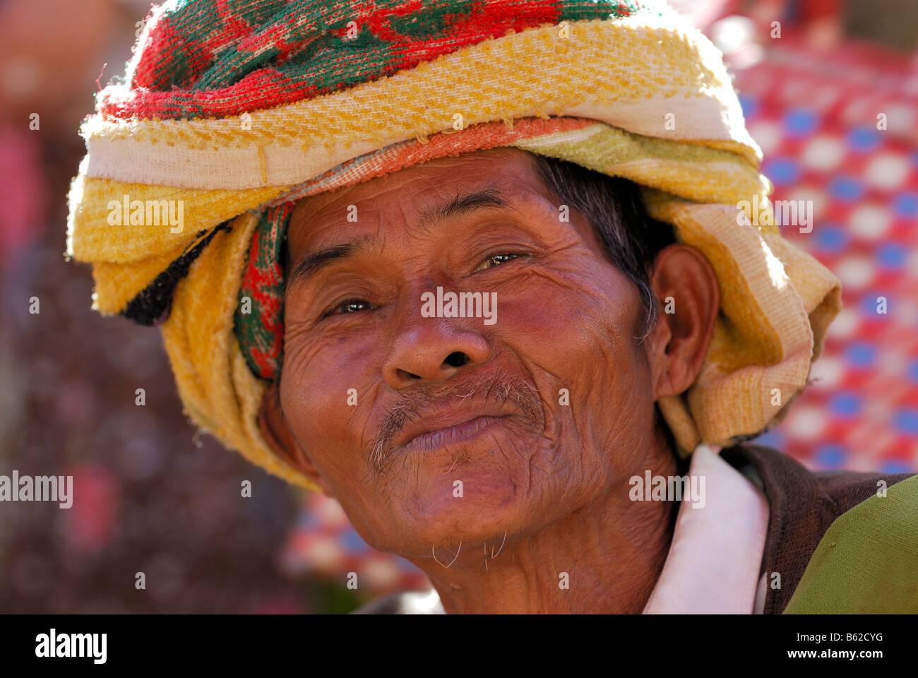 Elderly Burmese man wearing a headscarf, portrait, Bagan, Myanmar ...