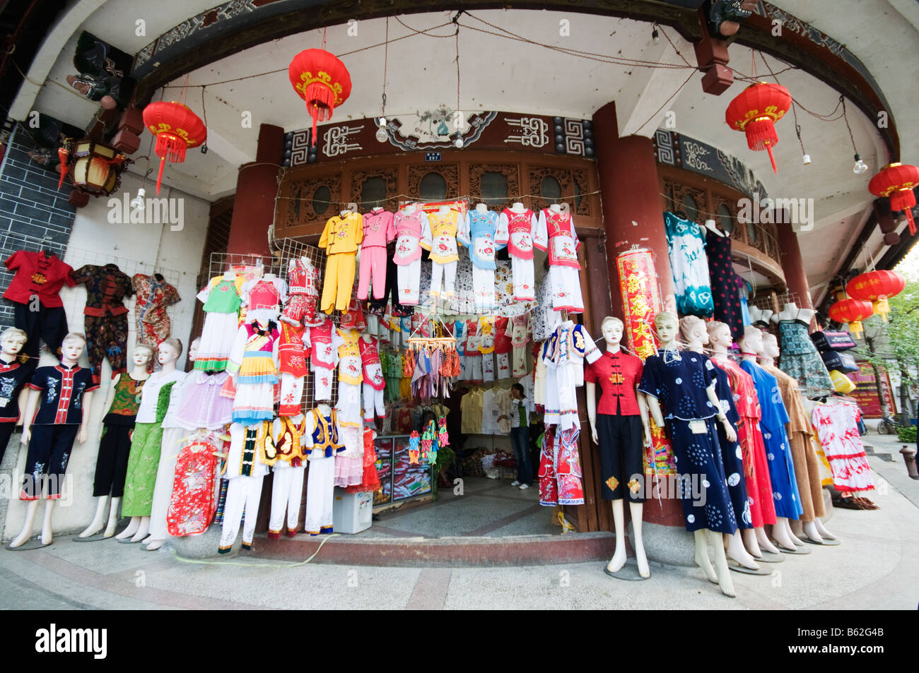 Traditional chinese clothes shop hi-res stock photography and images ...