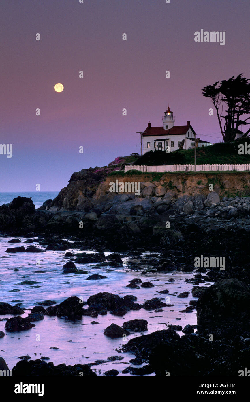 Full moon setting at dawn over Battery Point Lighthouse Crescent City ...