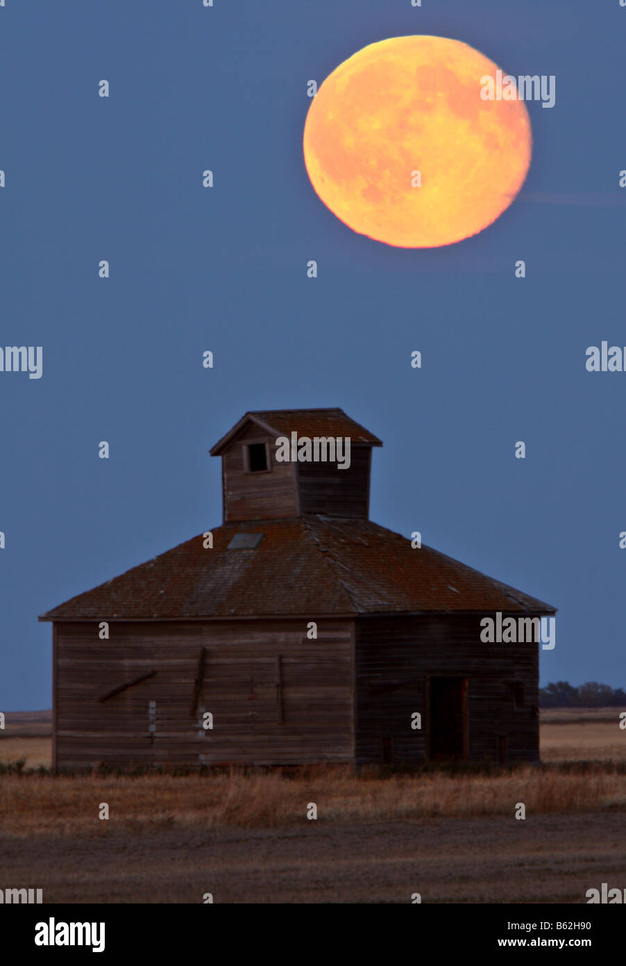 Full moon over old Saskatchewan barn Stock Photo - Alamy