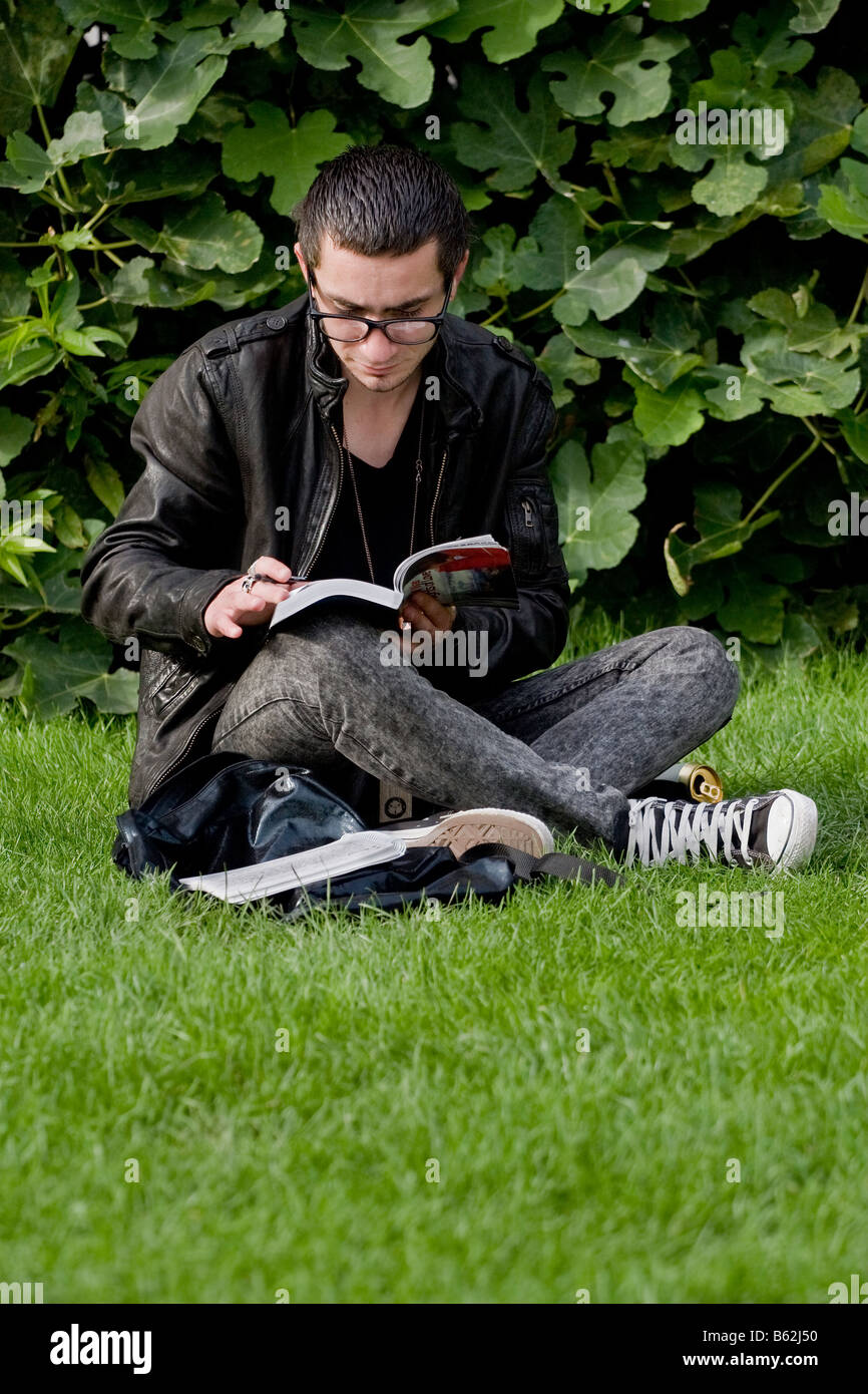 A man reading a book Stock Photo - Alamy
