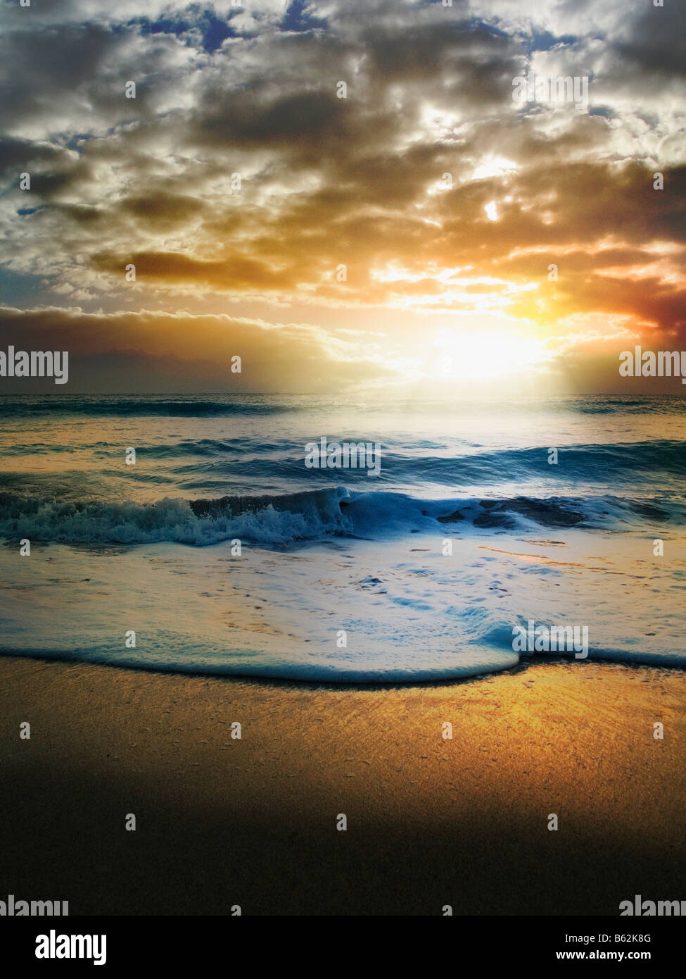 Sun shining through storm cloud hi-res stock photography and images - Alamy