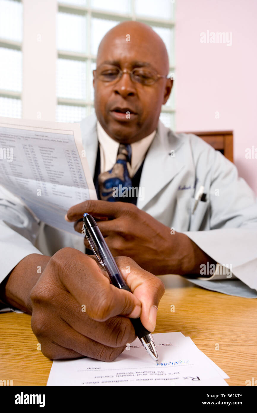 Medical doctor writing prescription for drugs Stock Photo - Alamy