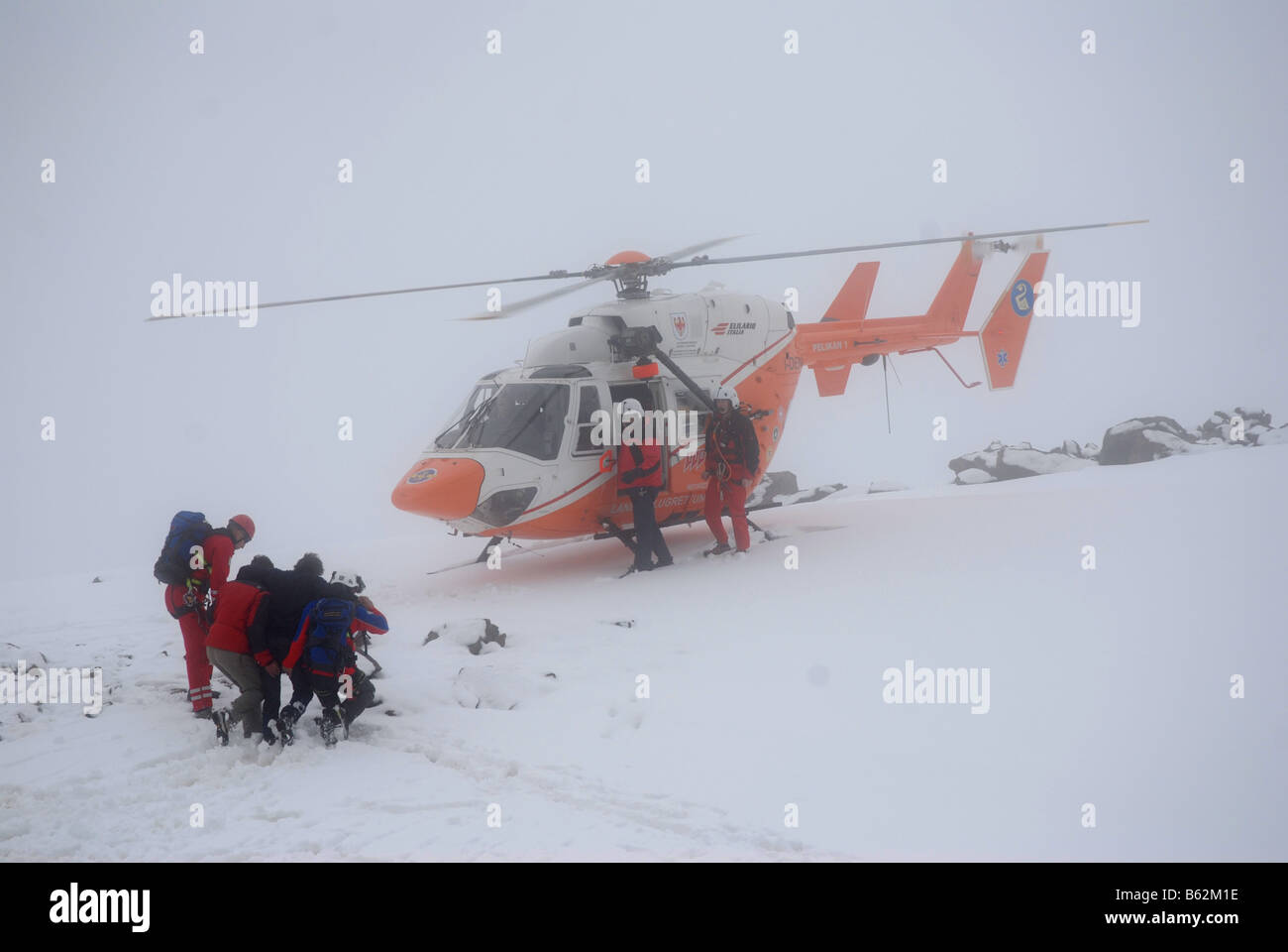 Snow mountain rescuers rescuing hi-res stock photography and images - Alamy