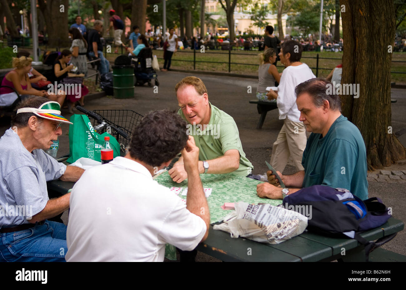 Playing bridge cards hi-res stock photography and images - Alamy