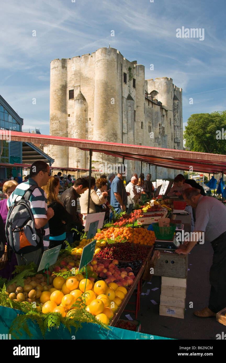 Medieval stall selling food hi-res stock photography and images - Alamy