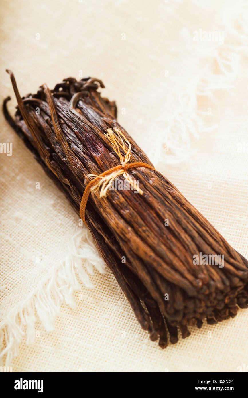 Close-up of a bundle of vanilla beans Stock Photo - Alamy