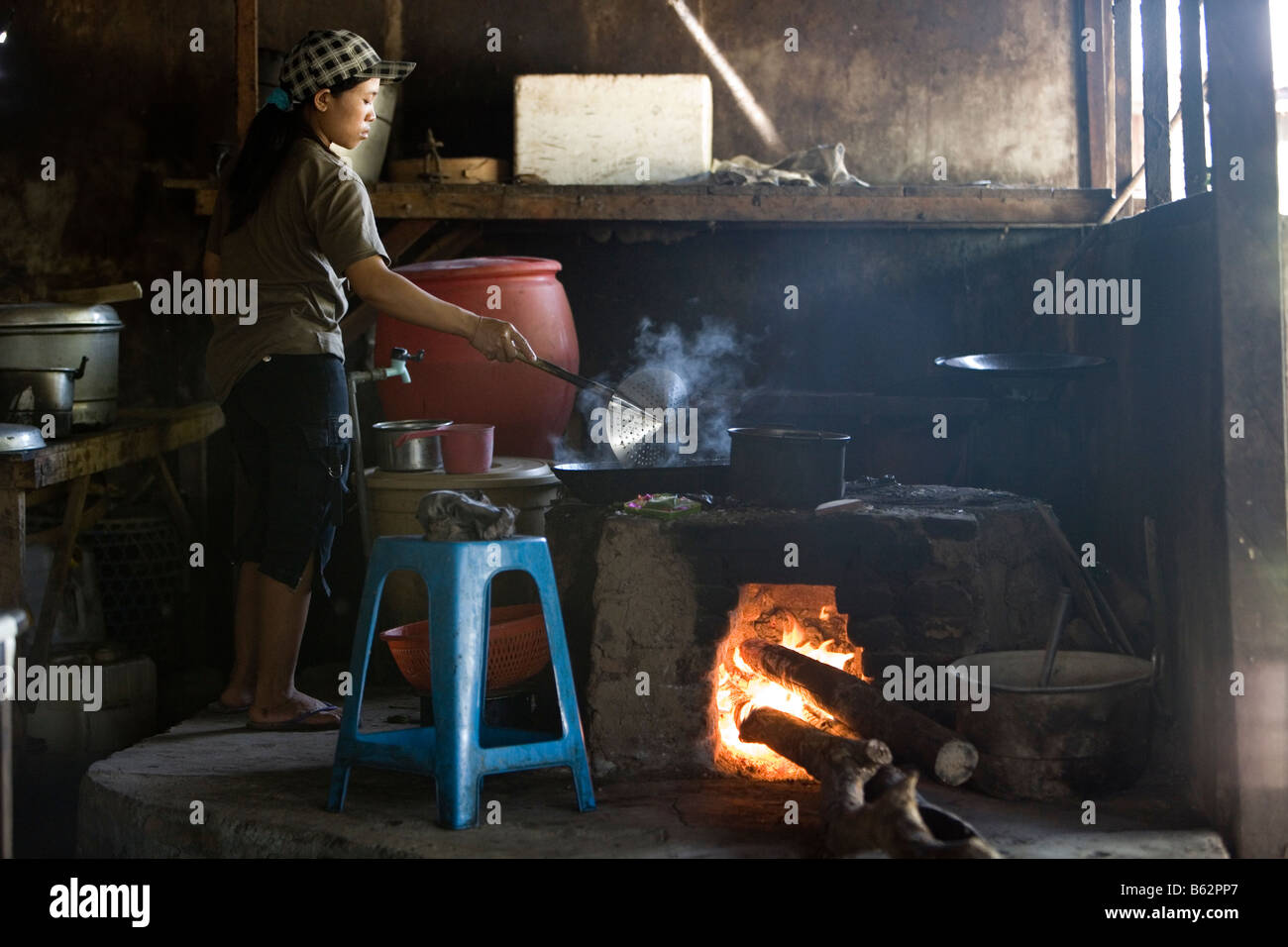 Indigenous cooking fire hi-res stock photography and images - Alamy