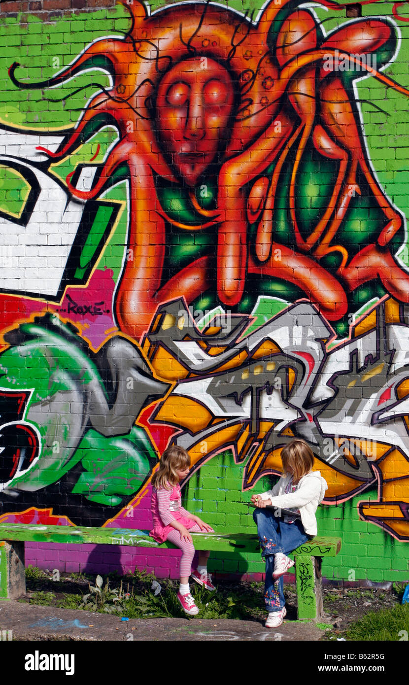 Graffiti bench hi-res stock photography and images - Alamy