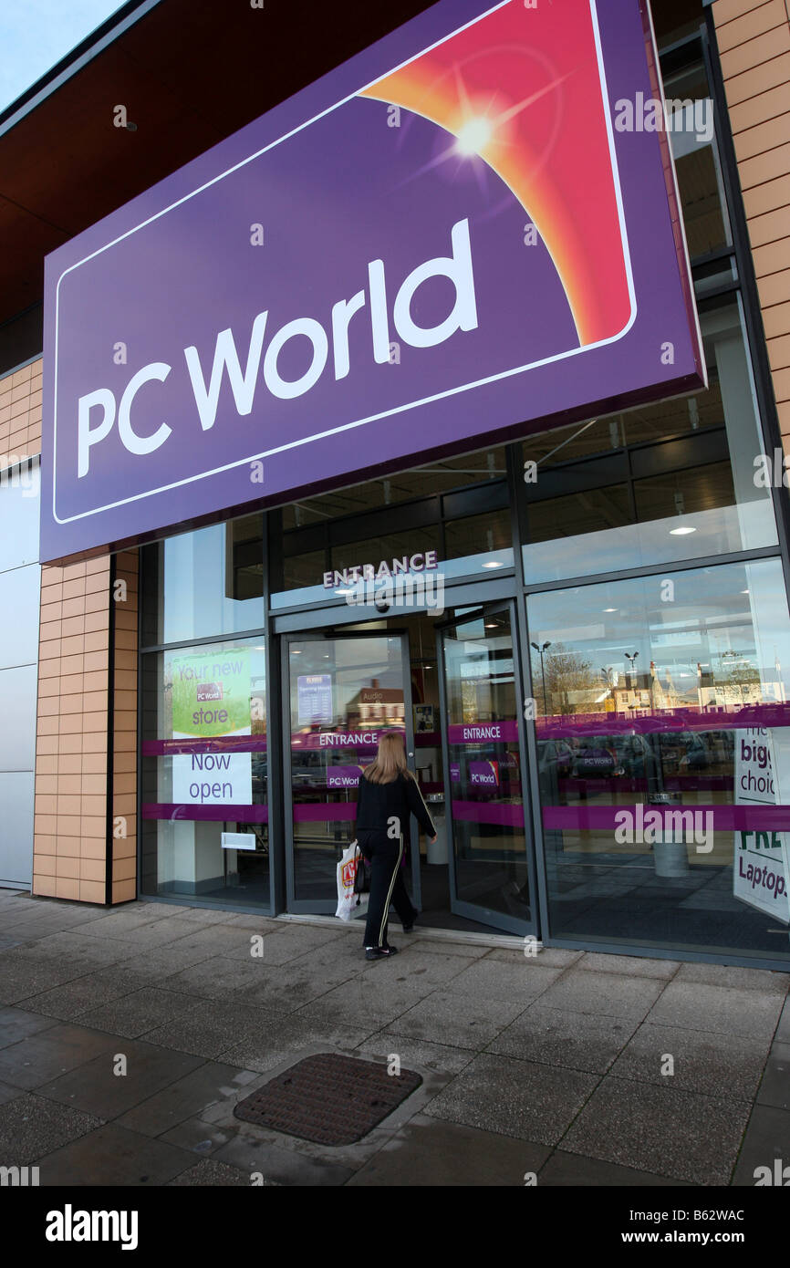 Pc world store staff hi-res stock photography and images - Alamy