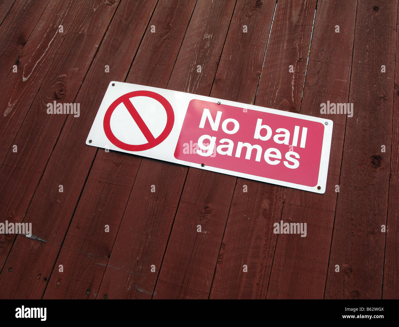 No ball games warning sign hi-res stock photography and images - Alamy