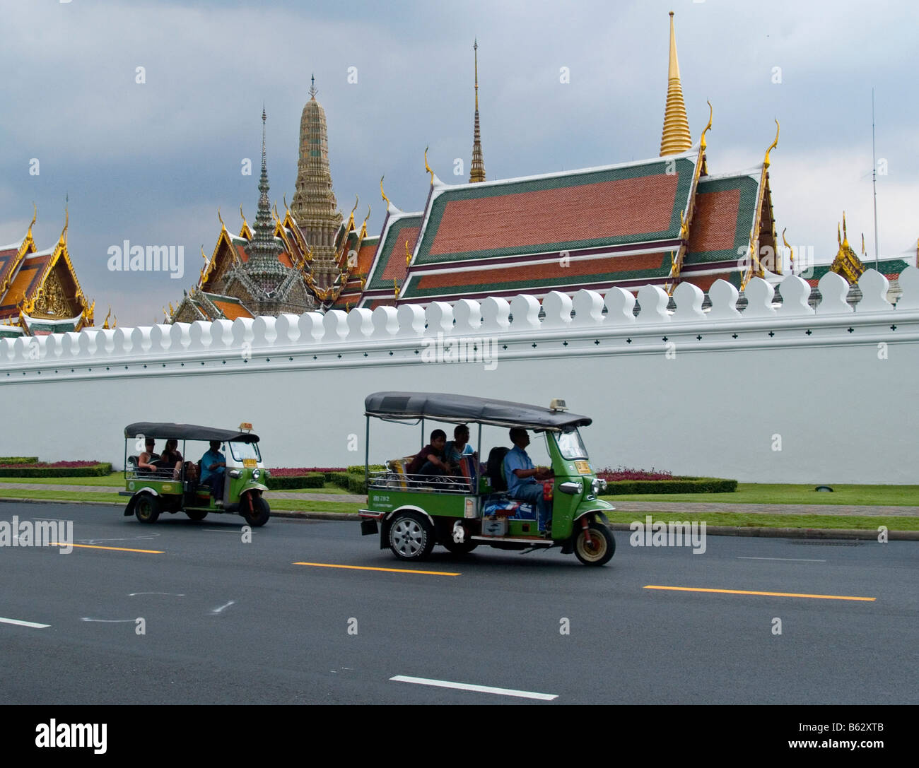 Tuk tuk at grand palace hi-res stock photography and images - Alamy