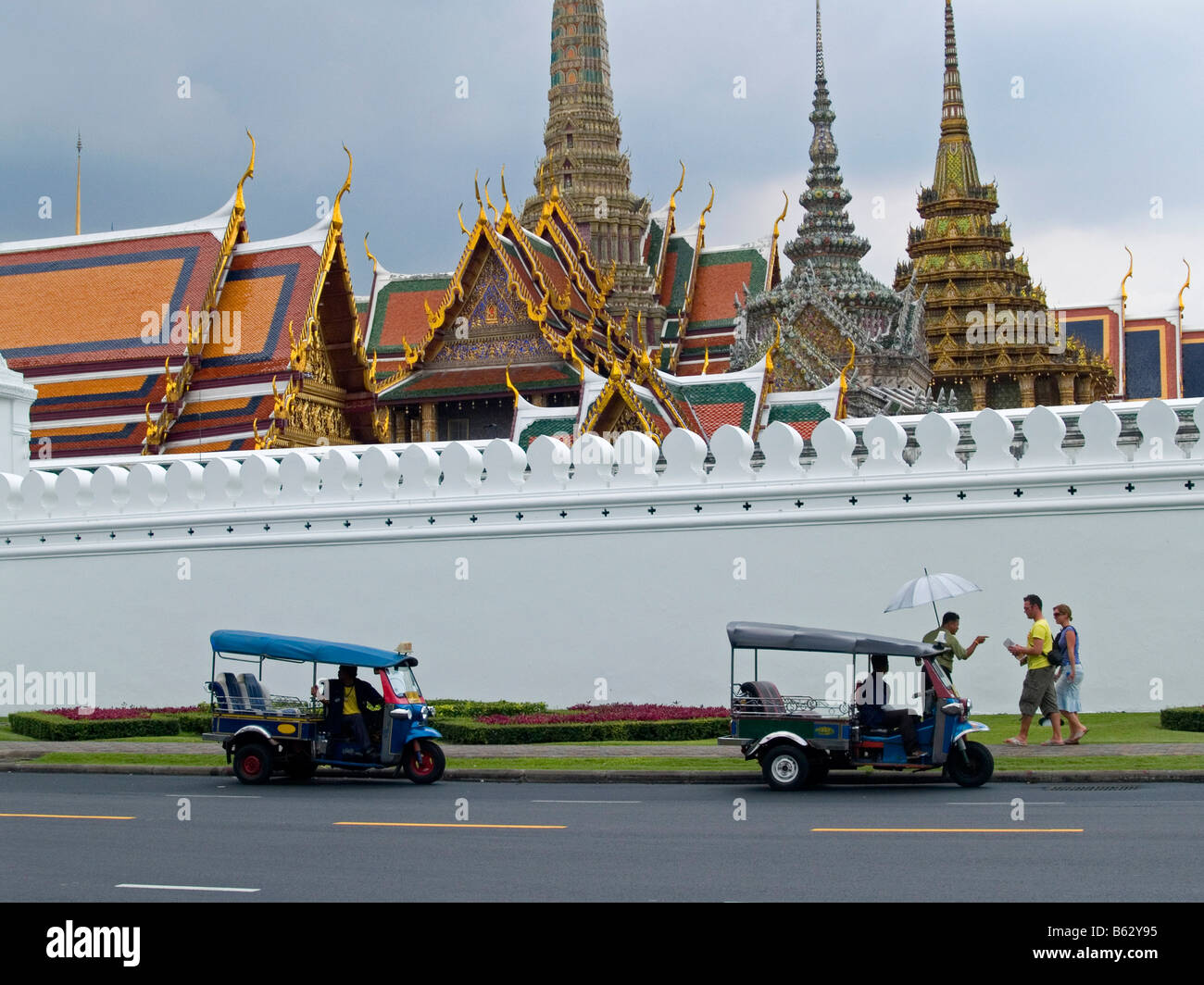 Tuk tuk in front wat hi-res stock photography and images - Alamy