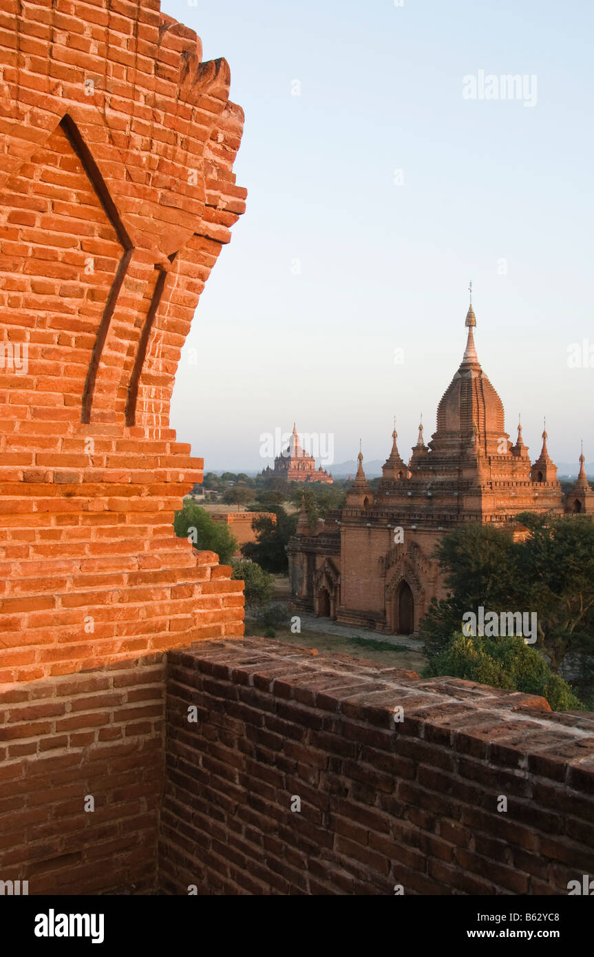 Burmese temples buddhist temples hi-res stock photography and images ...