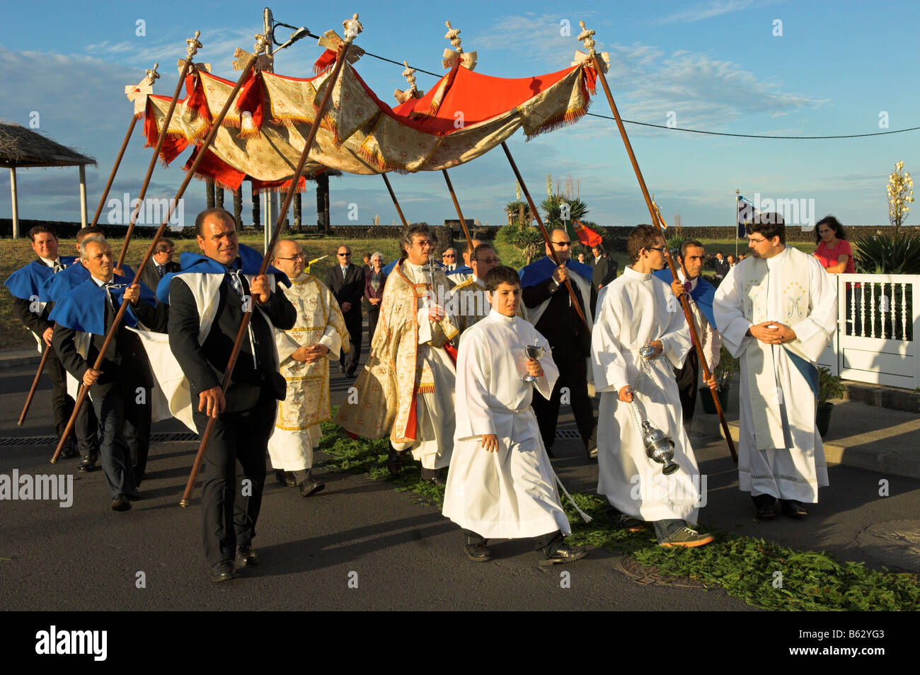 Priest portuguese catholic christian hi-res stock photography and ...
