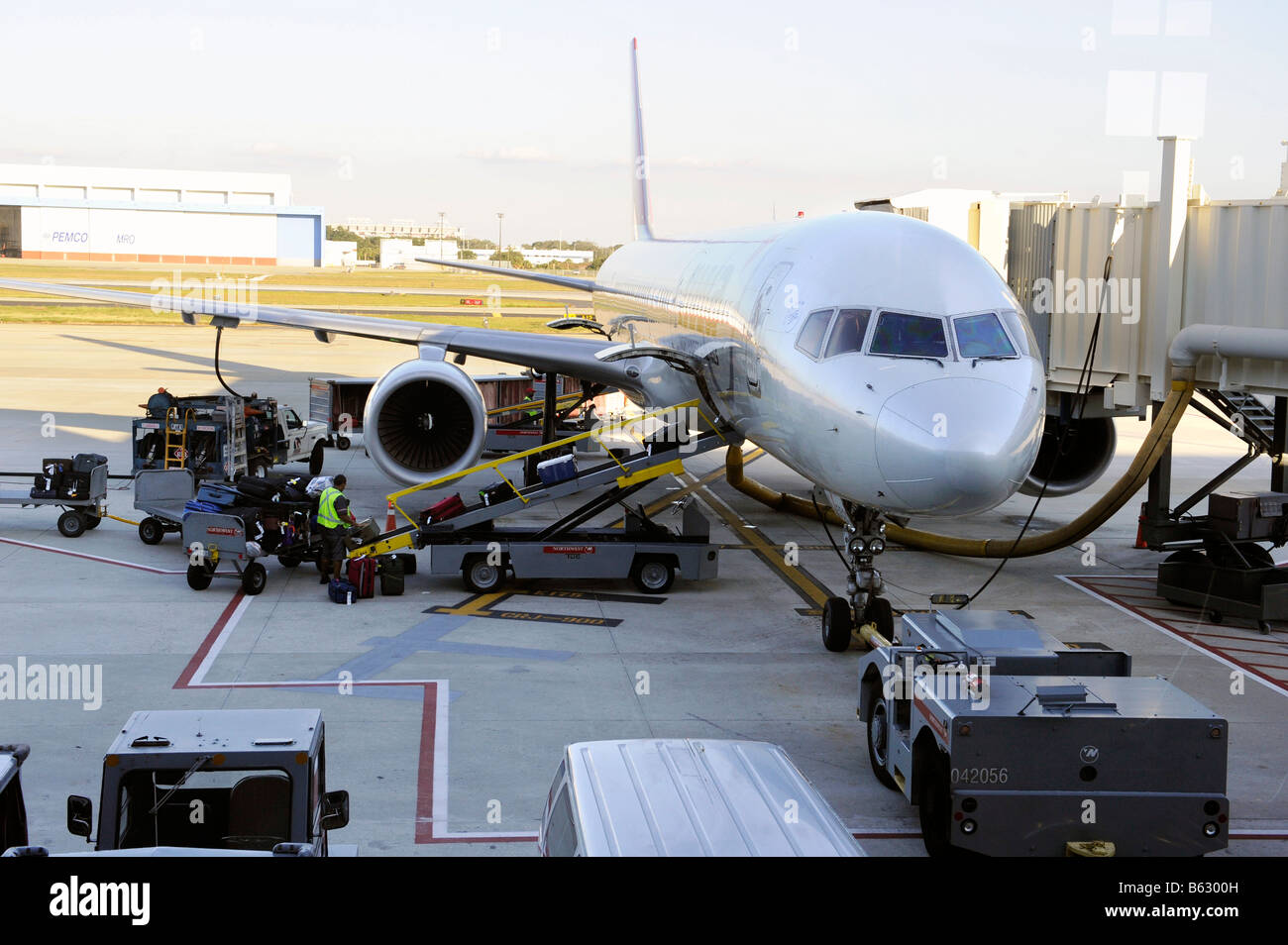 Jet loading hi-res stock photography and images - Alamy