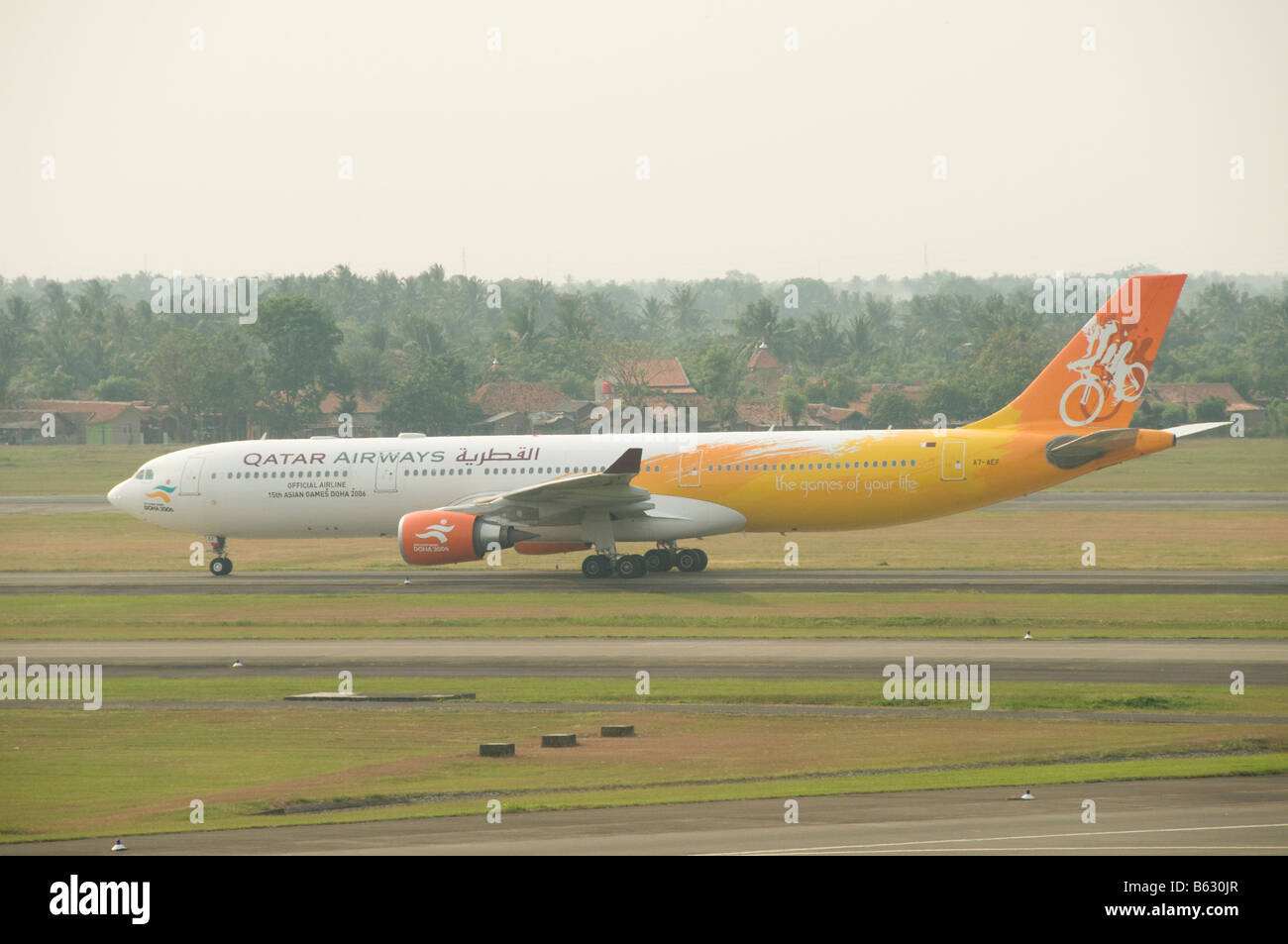 Qatar airways plane coming in to land at Soekarno-Hatta International ...