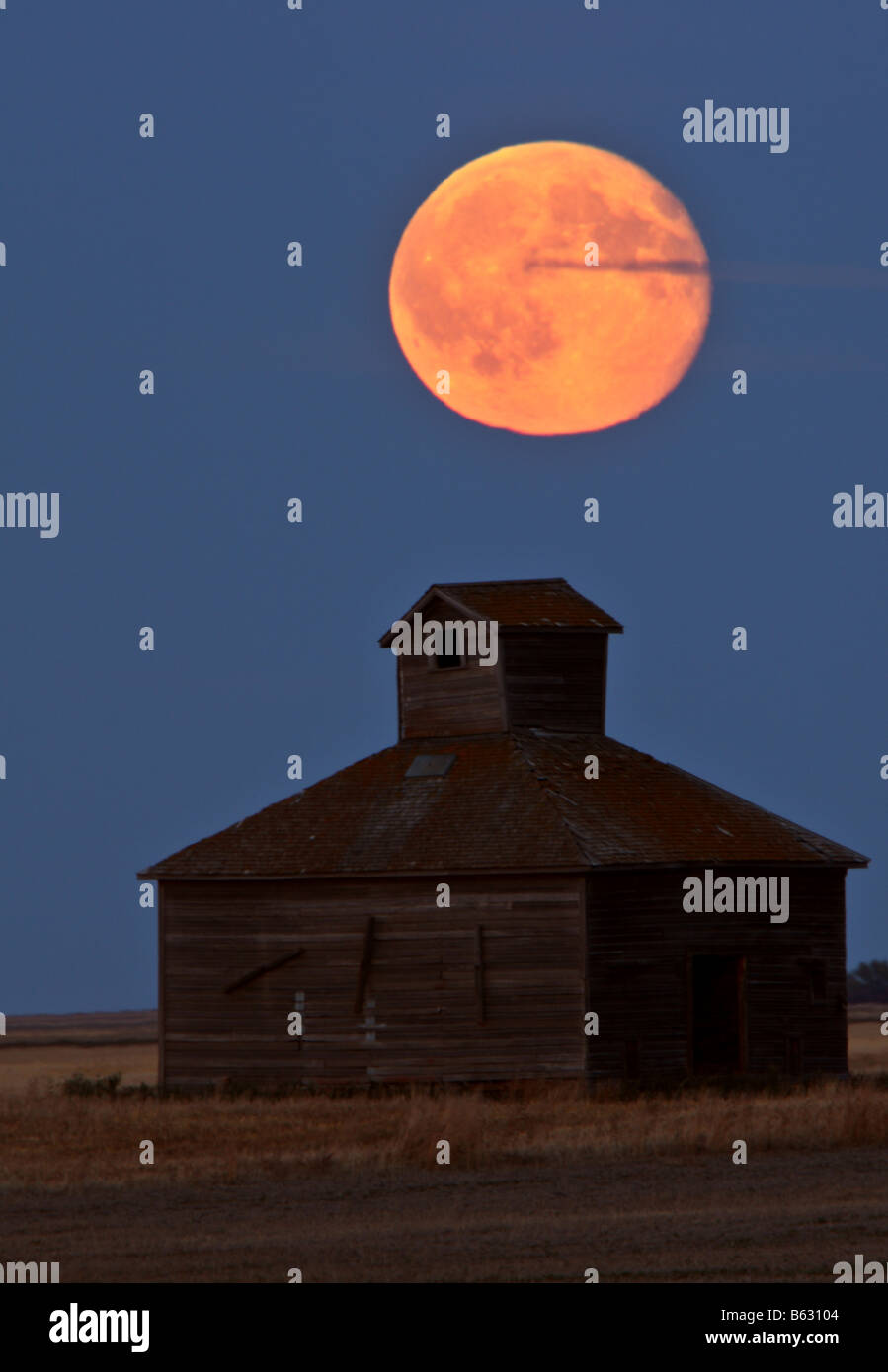 Full moon over old Saskatchewan barn Stock Photo - Alamy